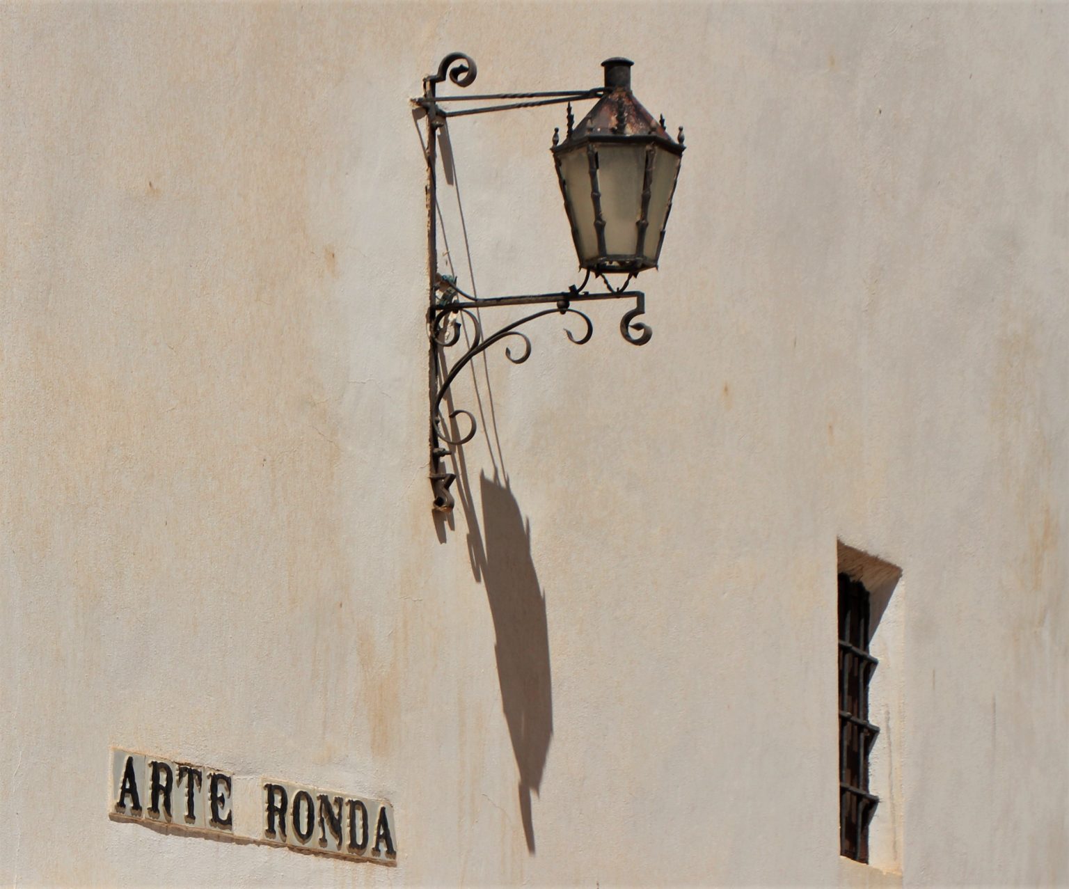 Visitare Ronda la spettacolare città arroccata sul bordo di un burrone ...